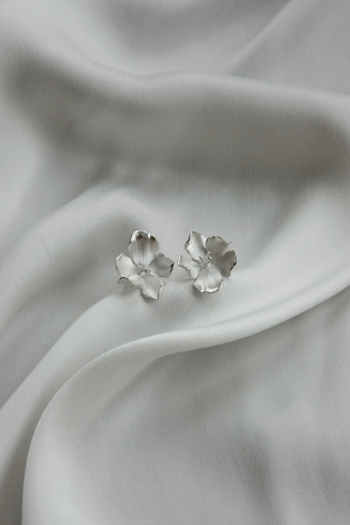 Blüten Blumen Brautschmuck Flower Earring Ohrring | Atelier Dorothée – ATELIER DOROTHÉE